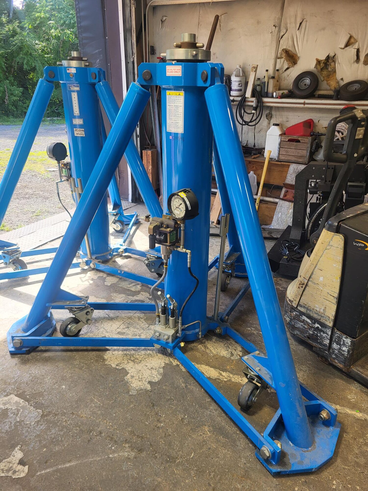 Aviall Tripod-Airplane Wing Jack 60 Ton: Powerful and Reliable