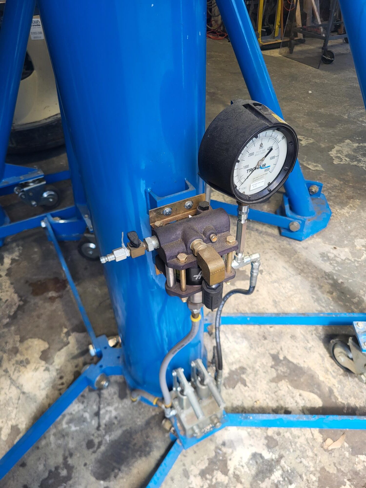 Aviall Tripod-Airplane Wing Jack 60 Ton: Powerful and Reliable