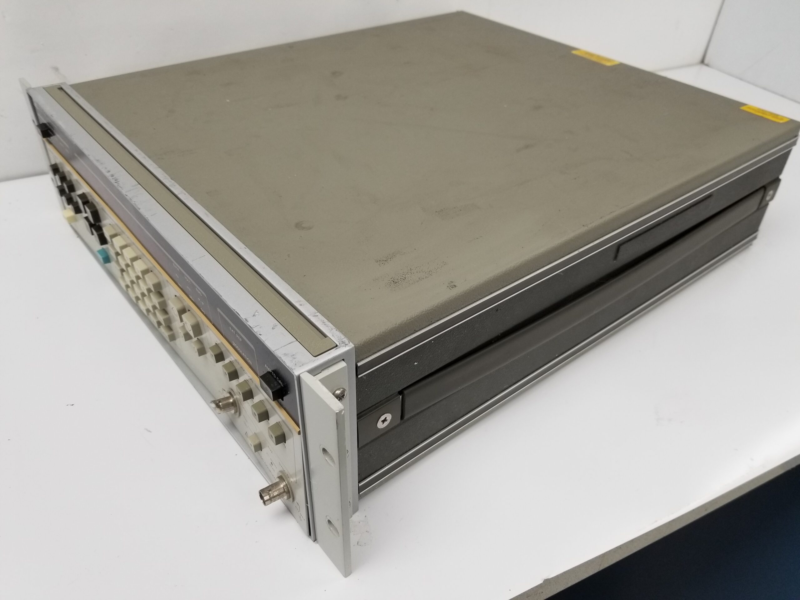 HEWLETT PACKARD 3325A Synthesizer/Function Generator for PARTS/REPAIR