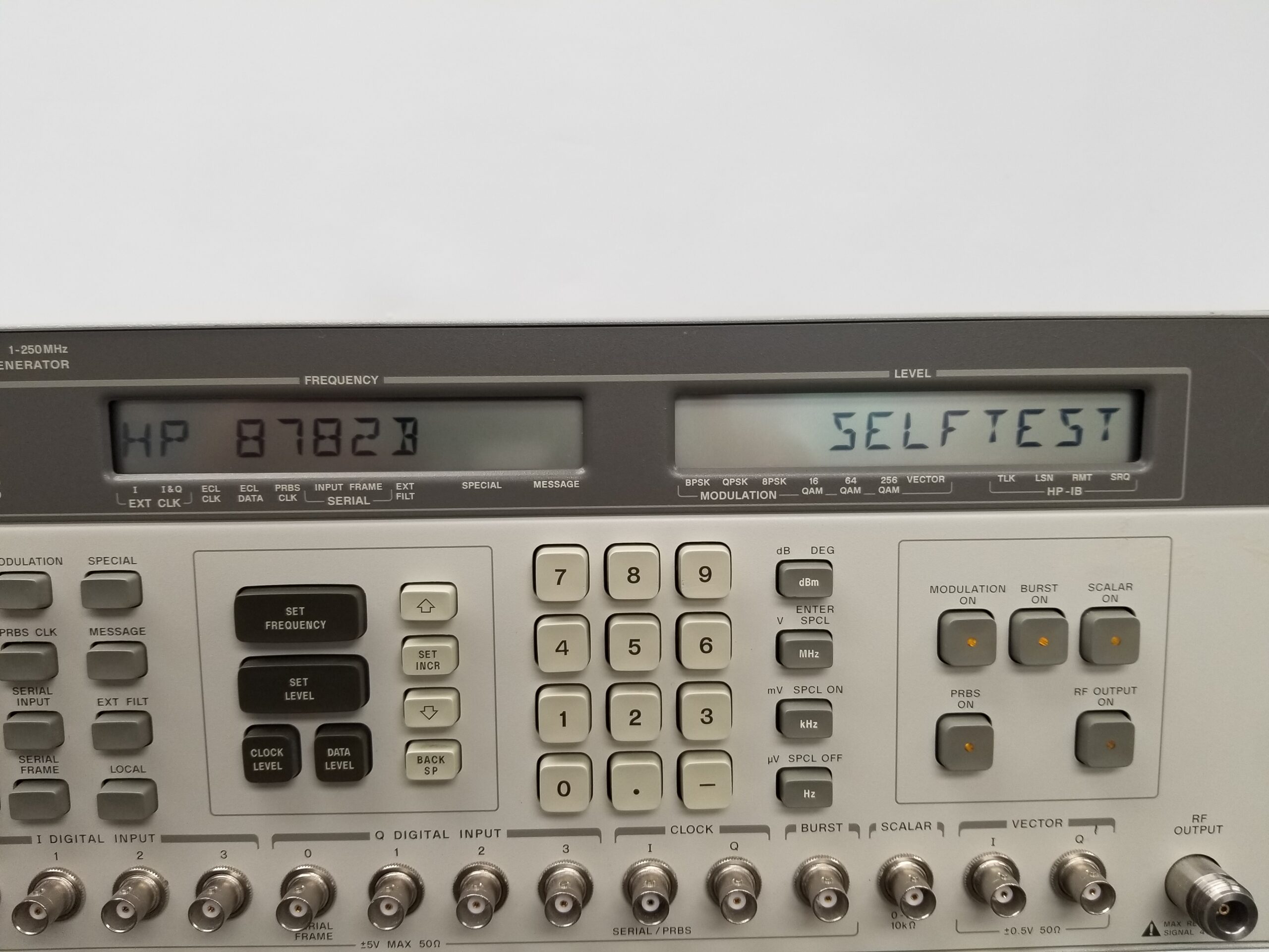 HEWLETT PACKARD VECTOR SIGNAL GENERATOR 8782B